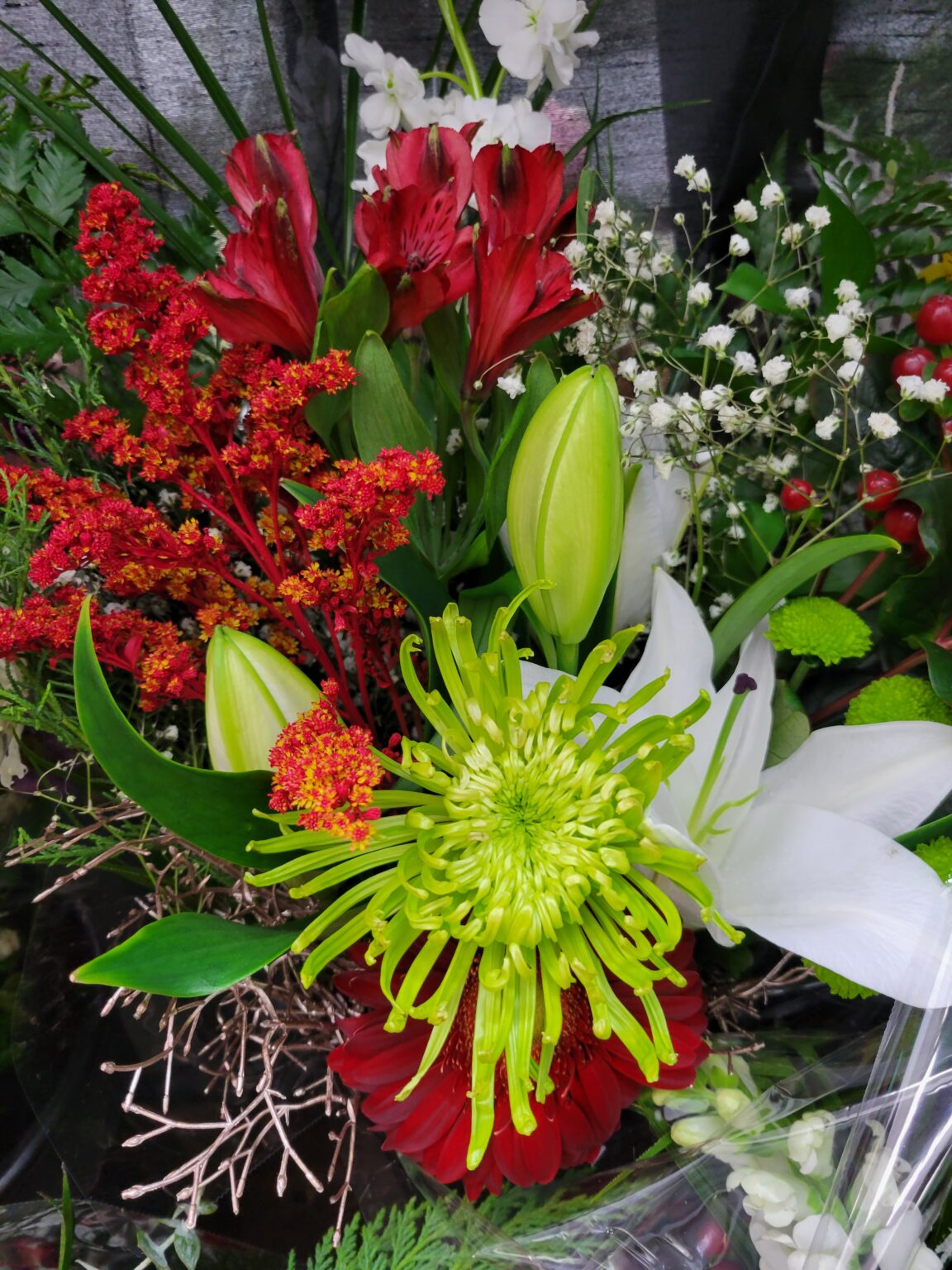 Bouquet assortis au choix de la fleuriste format moyen de couleur blanc ...